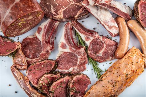 원시 절인된 양고기 갈비 소시지 소시지 스테이크 갈비는 흰색 바탕에 갈비 음식에 대한 스톡 사진 및 기타 이미지 갈비 음식 고기 고추류 Istock