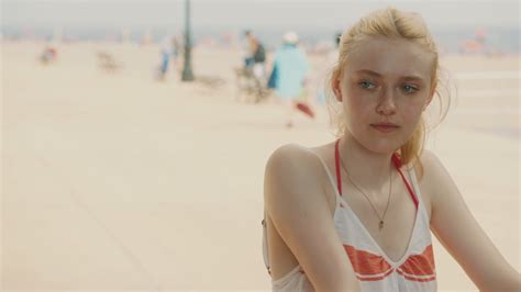 Elizabeth Olsen Dakota Fanning Praia Dakota Fanning Very Good Girls