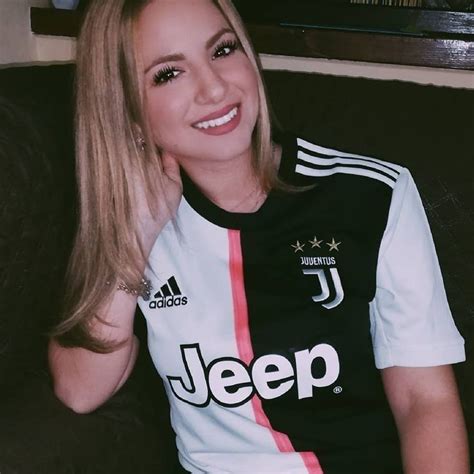 Pin di Esteban Nieves su Chicas del fútbol Stile