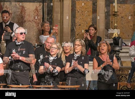 Environ 6 Mois Après La Mort De Johnny Hallyday La Star Du Rock