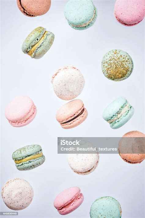 Macarons 케이크 상위 평면 위치 비행 떨어지는 마 카 롱 배경 보기 배경 주제에 대한 스톡 사진 및 기타 이미지 배경