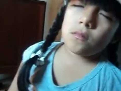 VIDEO CHISTOSO niña se queda dormida YouTube