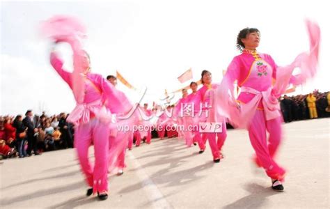 山东临沂龙灯扛搁 复活民俗 人民图片网