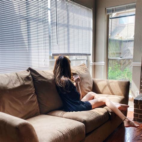 尼克妹妹遭變態「偷拍長腿」！手機螢幕遭鏡面反射出賣