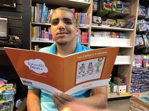 Crianças E Jovens Cadeirantes Escrevem Livros Sobre Rotina De