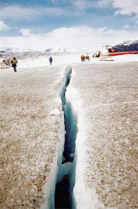 사람들이 걷는 땅의 균열 사진 Unsplash의 얼음 이미지