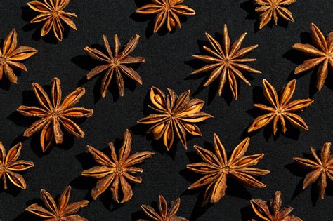 아니스 별 배경 식품 무늬 평면도 닫다 사진술 향기로운 향료 마른 아니스 씨앗 검은 배경에 자연스러운 유기 조미료 조직 어두운
