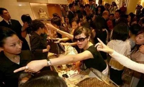 大爷大妈成旅游公害，求你们别出国旅游，丢人丢到境外去了！媒体报道出国旅游中国人新浪新闻