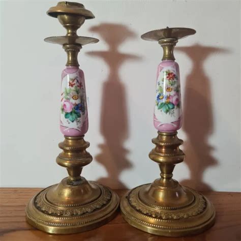 BELLE PAIRE DE bougeoirs XIXe porcelaine et laiton à décor floral et personnages EUR