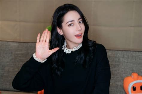 被曝懷孕，明年將官宣生子，迪麗熱巴發聲明澄清 壹讀