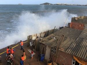 G1 Ondas continuam fortes nas orlas das praias de Macaé RJ