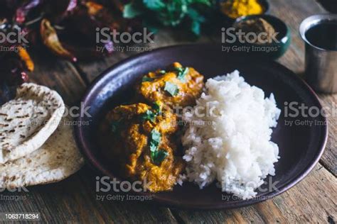 치킨 티 카 Masala 오래 된 나무 테이블 0명에 대한 스톡 사진 및 기타 이미지 Istock