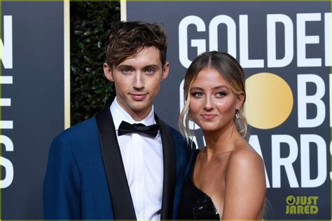Troye Sivan Suits Up In Blue For Golden Globes 2019 Photo 4207190