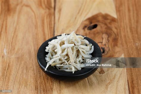 흰색 배경에 신선한 말린 멸치 생 건조 소금에 절인 바다 물고기 소금물 마초 물고기 이칸 아신 테리 메단 Whitebait에