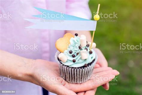 여자의 손에 마쉬 멜 로우와 블루 크림 컵 하 케 맛 있는 익 생일 및 결혼에 대 한 달콤한 선물입니다 결혼식에 대한 스톡 사진