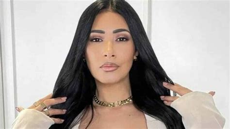 Simaria Exibe Corpão Violão E Biquíni Minúsculo Chama Atenção