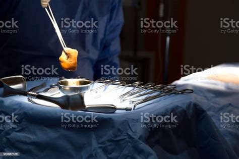 외과를 닫거나 보호 장갑과 의사 손을 잡고 스폰지 Betadine 피부 청소 살 균 액체 Sterilzed 거 즈를 들고 거즈에