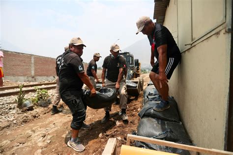 Huaico inunda calles de Chaclacayo mientras vecinos dormían