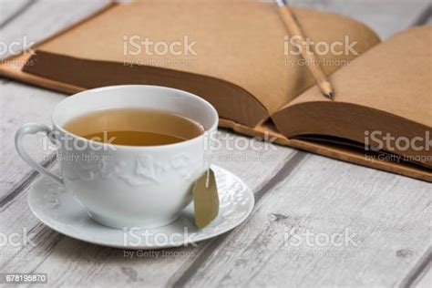 차 및 노트북의 컵 오후 차에 대한 스톡 사진 및 기타 이미지 오후 차 차 뜨거운 음료 티백 Istock