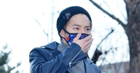 T포토 수호 눈부신 우윳빛 피부뮤직뱅크 출근길