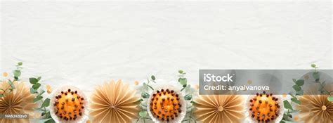 크리스마스 테두리 텍스트 공간 향기로운 포맨더 공 정향과 감귤로 손수 만든 갈색 베이킹 페이퍼로 만든 수제 별 파노라마 플랫은 유칼립투스가 있는 흰색 섬유 식탁보에 놓여