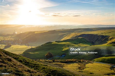 イギリスイギリスの高地地域ピーク地区のママトーアの眺め イギリスのストックフォトや画像を多数ご用意 イギリス 丘 ダービーシャー