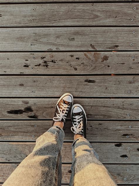 Persona En Jeans Y Zapatillas Blancas Y Negras · Foto De Stock Gratuita