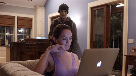 Mulher surda é perseguida por homem mascarado em filme de suspense