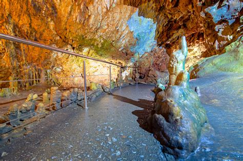 웅장 하 고 장엄한 그리스에 해당의 동굴 Stalacites 고 석은 양식 수백만 년의 아름 다운 광경 동굴은 지 하에 위치 하