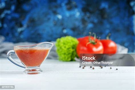 토마토 양상추 및 파란 배경에 케첩 음식과 채식주의의 개념입니다 건강한 식생활에 대한 스톡 사진 및 기타 이미지 건강한
