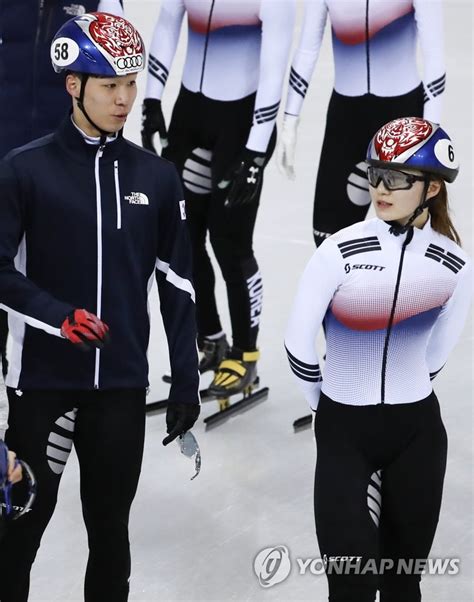 올림픽 최민정과 대화하는 황대헌 연합뉴스