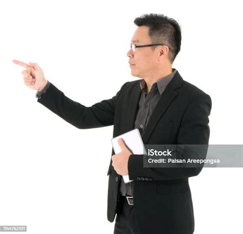 흰색 배경에 고립 된 무언가에 모바일 장치 핀 포인트를 들고 정장에 웃는 사업가 가리키기에 대한 스톡 사진 및 기타 이미지