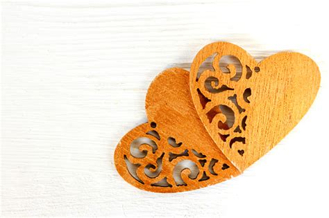 발렌타인 데이 제로 폐기물 밝은 배경 휴일 배경 결혼식 생일에 두 개의 나무 하트 결혼식에 대한 스톡 사진 및 기타 이미지
