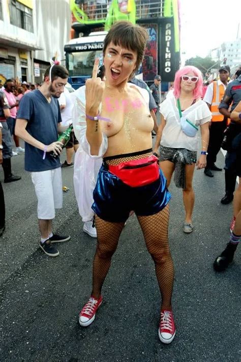 Carnaval 2019 O Que Não Faltou Foram Peitos E Aqui Está A Melhor