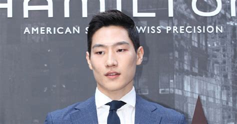 모델 스티브 정장 광고의 한장면