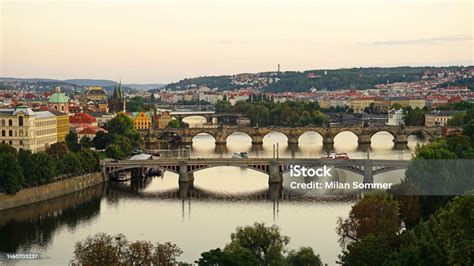 프라하의 역사적인 다리 조감도 유명한 인기 관광지 가이드 투어 개념 카를교 일몰 도시 풍경 프라하 체코 0명에 대한 스톡 사진 및 기타 이미지 Istock
