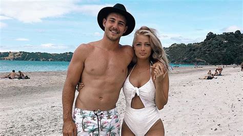 7 Hot Sexy Rosie Van Bikini Pics
