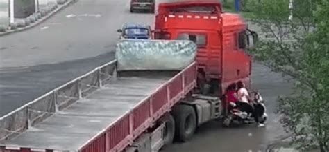 事故警示录丨电动车驶入大货车盲区，后面的一幕让人害怕！ 搜狐汽车 搜狐网