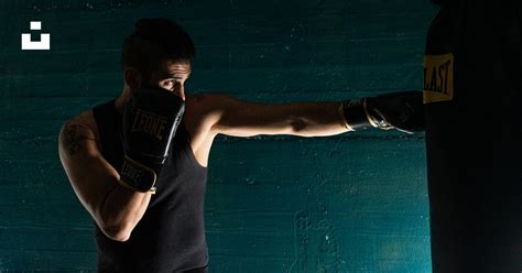 검은 탱크 탑과 검은 색 반바지를 입은 남자 검은 권투 장갑을 끼고 사진 Unsplash의 무료 마틴시쿠로 이미지