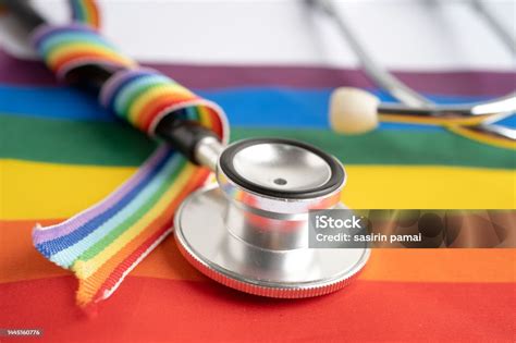 무지개 깃발 배경에 청진기 Lgbt 프라이드의 달의 상징은 게이 레즈비언 양성애자 트랜스젠더 인권 및 평화의 상징인 6월에 매년