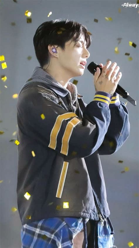 Jungkook showcase Golden live in stage Celebrità