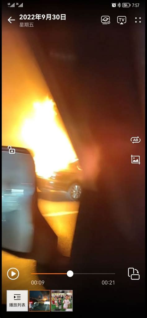 高速两车事故，看不清车型，起火了 Nga玩家社区