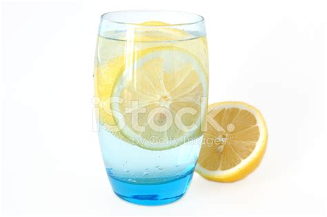 생 수와 얼음 잔에 레몬 스톡 사진 Freeimages