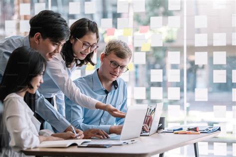 똑똑한 캐주얼 옷을 입은 젊은 아시아 현대인들이 사무실에서 회의하는 동안 이야기하고 웃고 있다 사진 Unsplash의 아이디어 이미지