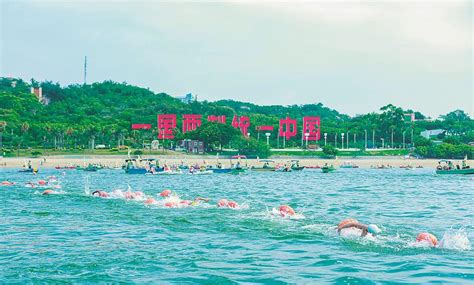 阔别4年厦金横渡活动在厦门椰风寨海滩鸣枪开赛