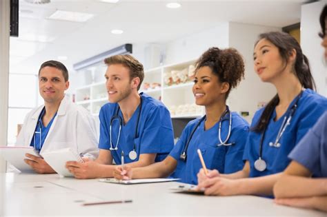 Estudiante de medicina sonriendo a la cámara durante la clase Foto Premium