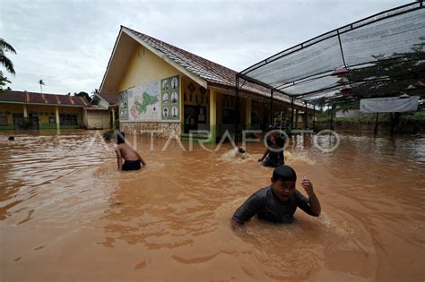 SEKOLAH TERDAMPAK BANJIR DI JAMBI ANTARA Foto