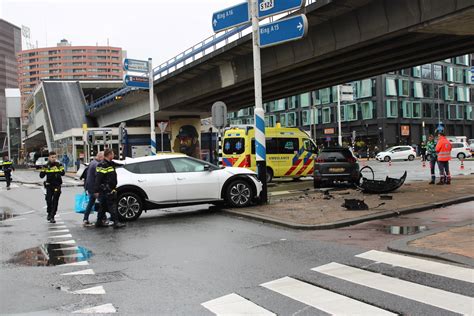 Gewonden En Veel Schade Na Botsing Op Kruising