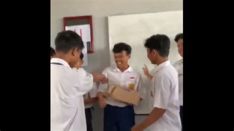 Kumpulan Berita Patungan Membelikan Sepatu Baru Terbaru Dan Terkini
