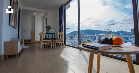 테이블과 의자가 있는 방과 도시 전망을 감상할 수 있는 창문 사진 Unsplash의 무료 B07스튜디오 이미지